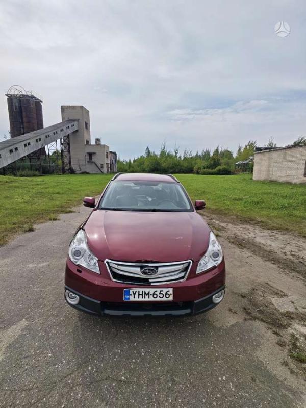 Red Subaru Outback 2011 in Sakiai, with an engine capacity of 2.46 L and mileage of 281 thousand km for 3999 €, photo 6 on AUTOMOTO.COM.LV