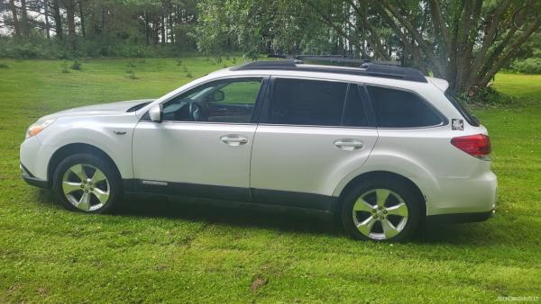 Subaru Outback 2012 in Vilnius, with an engine capacity of 3.63 L and mileage of 265 thousand km for 6800 €, photo 4 on AUTOMOTO.COM.LV