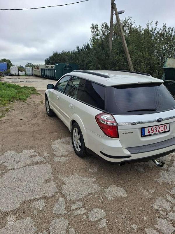 Subaru Outback 2006 in Vilnius on AUTOMOTO.COM.LV White Subaru Outback 2006 in Vilnius, with an engine capacity of 3.00 L and mileage of 235 thousand km for 4999 €, photo 6 on AUTOMOTO.COM.LV