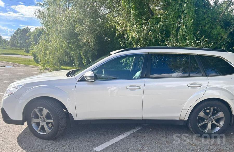 White Subaru Outback 2015 in Riga, with an engine capacity of 2.00 L and mileage of 81 thousand km for 7500 €, photo 4 on AUTOMOTO.COM.LV