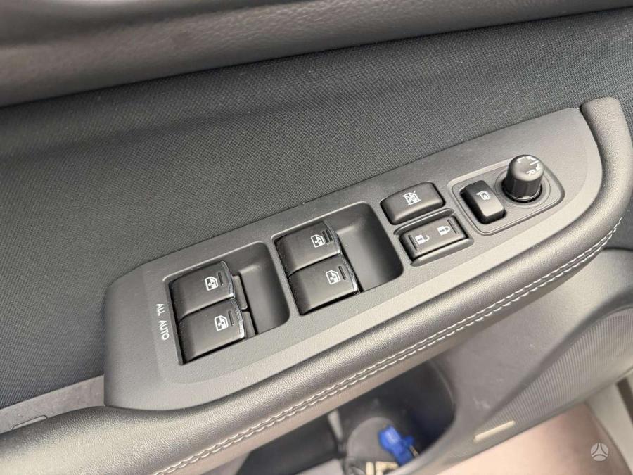 White Subaru Outback 2019 in Panevezys, with an engine capacity of 2.50 L and mileage of 195 thousand km for 15990 €, photo 12 on AUTOMOTO.COM.LV