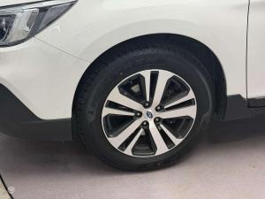 White Subaru Outback 2019 in Panevezys, with an engine capacity of 2.50 L and mileage of 195 thousand km for 15990 €, photo 42 on AUTOMOTO.COM.LV