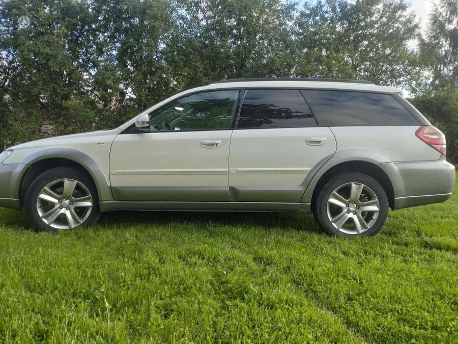 White Subaru Outback 2007 in Skuodas, with an engine capacity of 2.50 L and mileage of 410 thousand km for 2400 €, photo 1 on AUTOMOTO.COM.LV