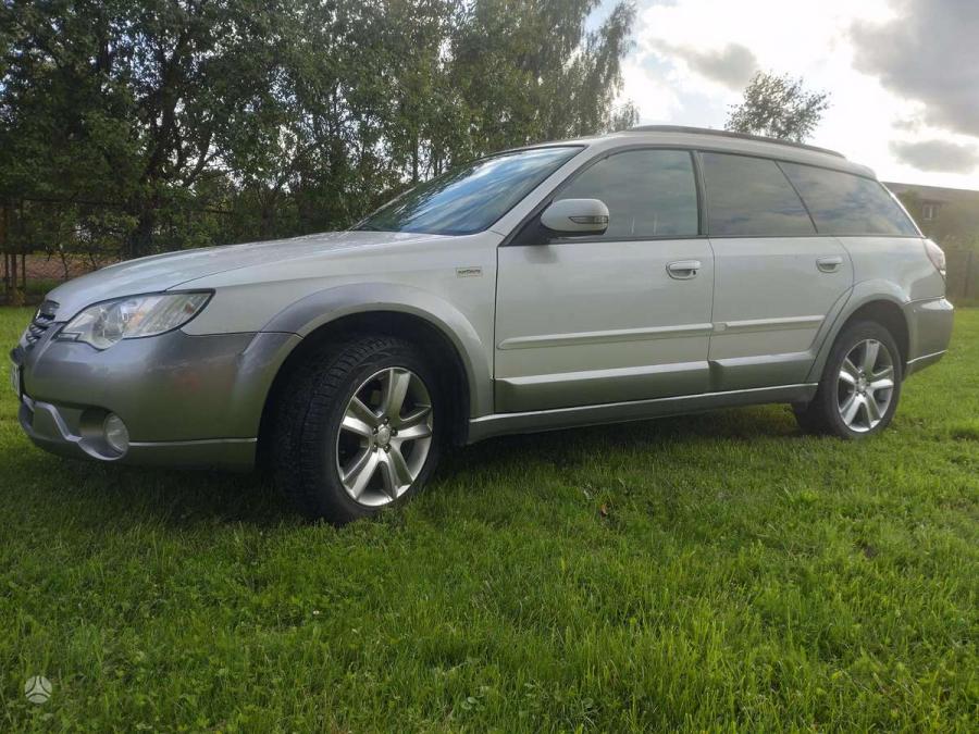 White Subaru Outback 2007 in Skuodas, with an engine capacity of 2.50 L and mileage of 410 thousand km for 2400 €, photo 3 on AUTOMOTO.COM.LV