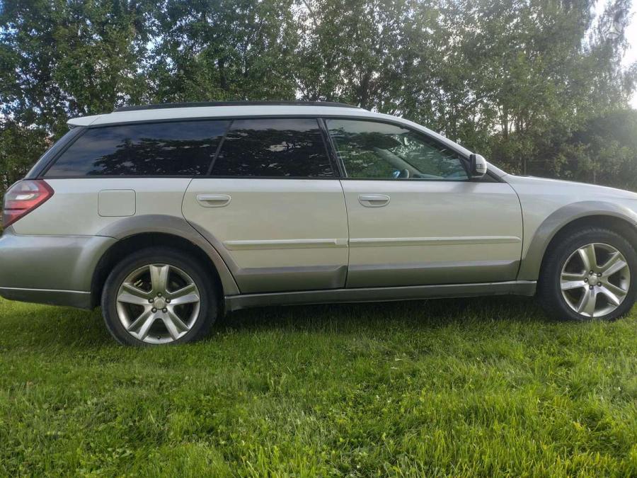 White Subaru Outback 2007 in Skuodas, with an engine capacity of 2.50 L and mileage of 410 thousand km for 2400 €, photo 4 on AUTOMOTO.COM.LV