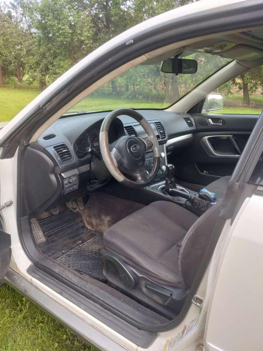 White Subaru Outback 2007 in Skuodas, with an engine capacity of 2.50 L and mileage of 410 thousand km for 2400 €, photo 5 on AUTOMOTO.COM.LV
