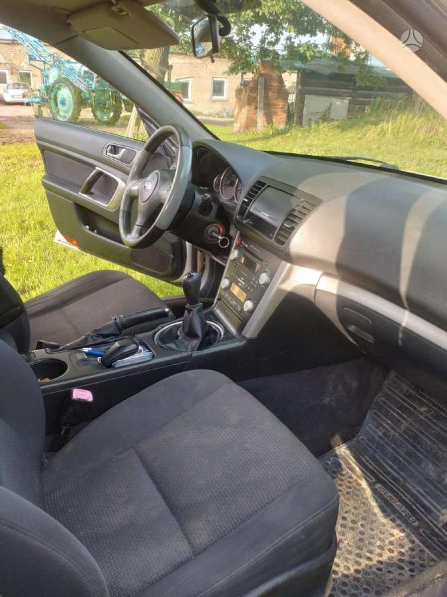 White Subaru Outback 2007 in Skuodas, with an engine capacity of 2.50 L and mileage of 410 thousand km for 2400 €, photo 6 on AUTOMOTO.COM.LV