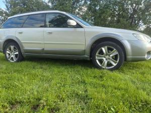 White Subaru Outback 2007 in Skuodas, with an engine capacity of 2.50 L and mileage of 410 thousand km for 2400 €, photo 15 on AUTOMOTO.COM.LV