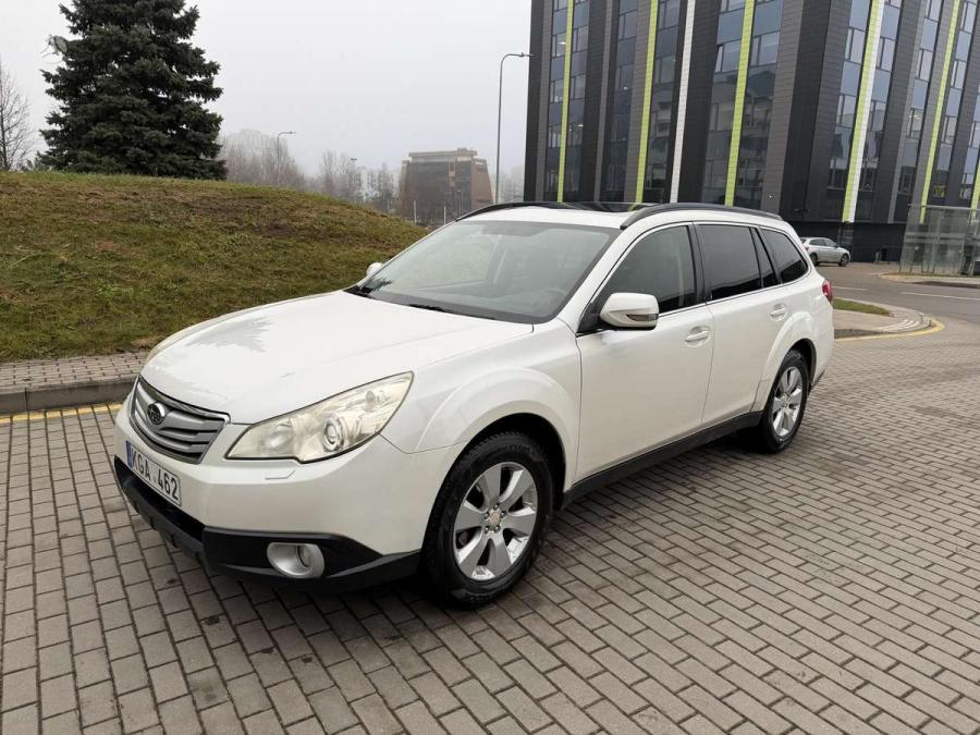 White Subaru Outback 2010 in Vilnius, with an engine capacity of 2.50 L and mileage of 323 thousand km for 4600 €, photo 1 on AUTOMOTO.COM.LV