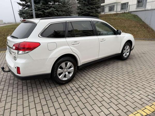White Subaru Outback 2010 in Vilnius, with an engine capacity of 2.50 L and mileage of 323 thousand km for 4600 €, photo 6 on AUTOMOTO.COM.LV