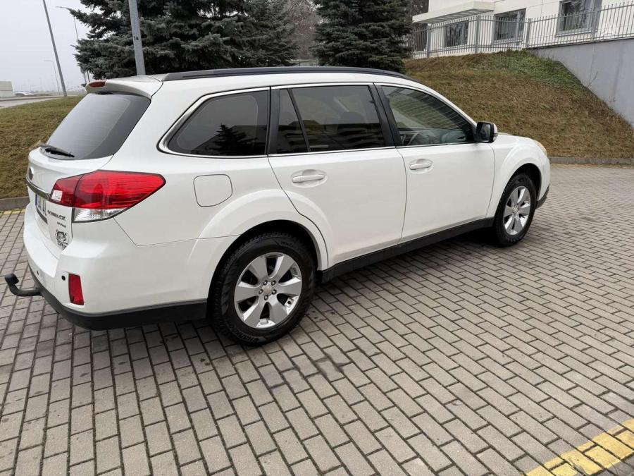 White Subaru Outback 2010 in Vilnius, with an engine capacity of 2.50 L and mileage of 323 thousand km for 4600 €, photo 6 on AUTOMOTO.COM.LV