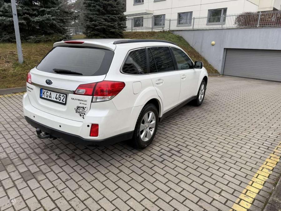 White Subaru Outback 2010 in Vilnius, with an engine capacity of 2.50 L and mileage of 323 thousand km for 4600 €, photo 7 on AUTOMOTO.COM.LV