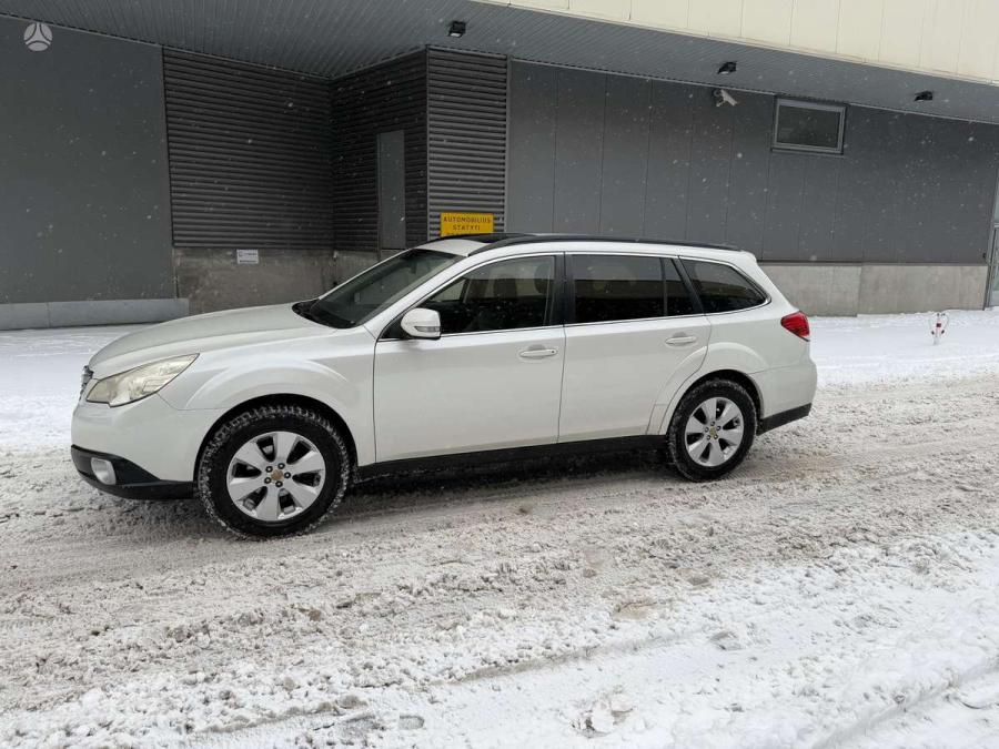 White Subaru Outback 2010 in Vilnius, with an engine capacity of 2.50 L and mileage of 322 thousand km for 4600 €, photo 2 on AUTOMOTO.COM.LV