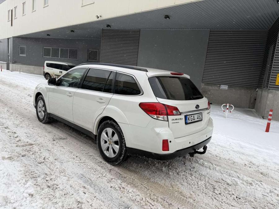 White Subaru Outback 2010 in Vilnius, with an engine capacity of 2.50 L and mileage of 322 thousand km for 4600 €, photo 3 on AUTOMOTO.COM.LV