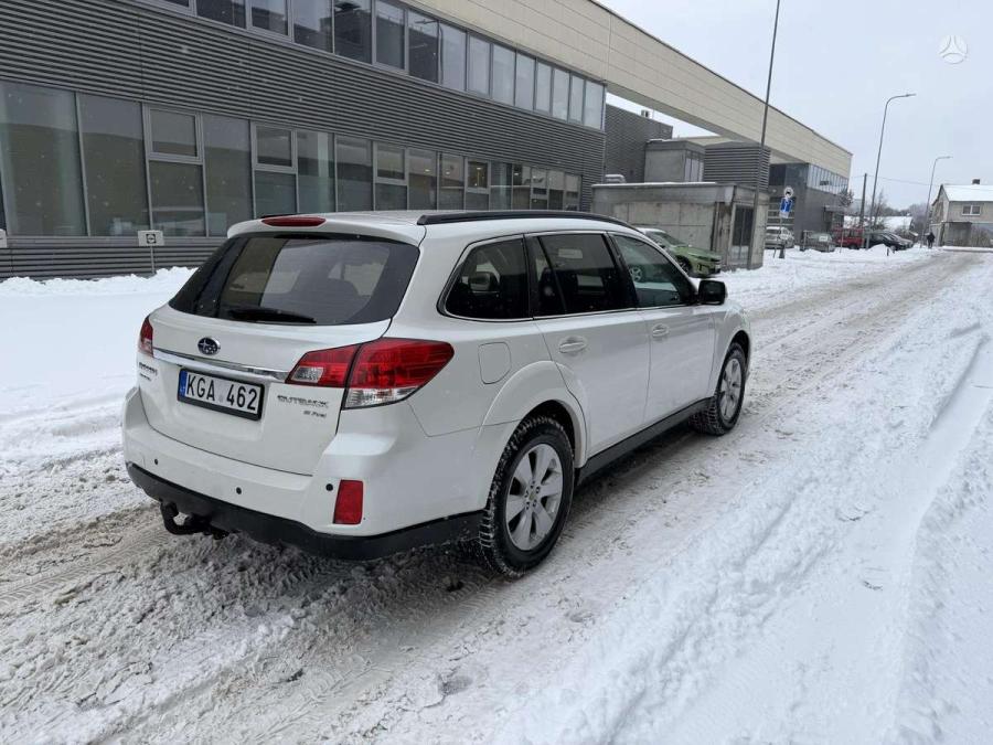 White Subaru Outback 2010 in Vilnius, with an engine capacity of 2.50 L and mileage of 322 thousand km for 4600 €, photo 5 on AUTOMOTO.COM.LV