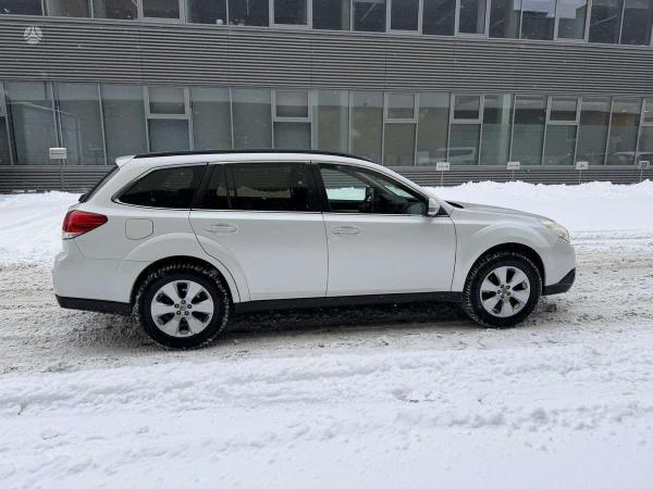 White Subaru Outback 2010 in Vilnius, with an engine capacity of 2.50 L and mileage of 322 thousand km for 4600 €, photo 6 on AUTOMOTO.COM.LV