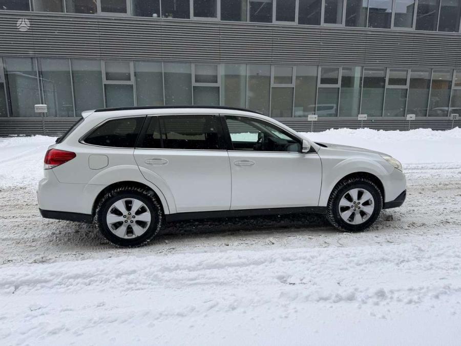 White Subaru Outback 2010 in Vilnius, with an engine capacity of 2.50 L and mileage of 322 thousand km for 4600 €, photo 6 on AUTOMOTO.COM.LV