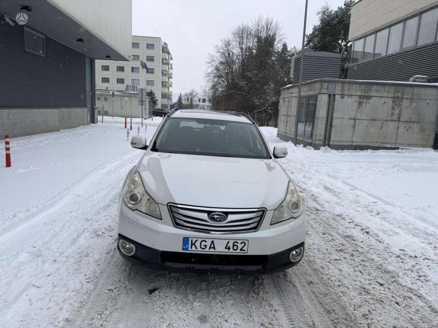 White Subaru Outback 2010 in Vilnius, with an engine capacity of 2.50 L and mileage of 322 thousand km for 4600 €, photo 8 on AUTOMOTO.COM.LV