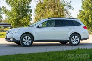 White Subaru Outback 2010 in Riga, with an engine capacity of 2.50 L and mileage of 259 thousand km for 5250 €, photo 4 on AUTOMOTO.COM.LV