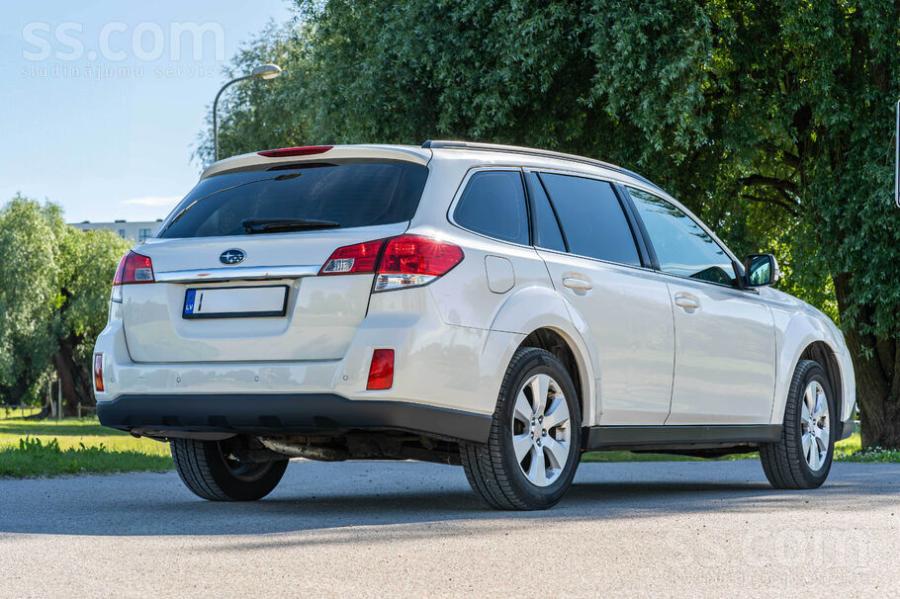 White Subaru Outback 2010 in Riga, with an engine capacity of 2.50 L and mileage of 259 thousand km for 5250 €, photo 5 on AUTOMOTO.COM.LV