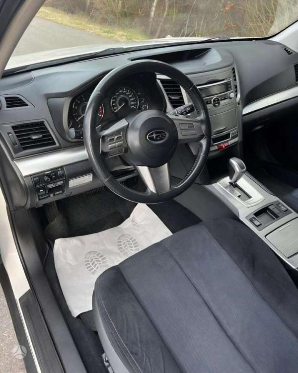 White Subaru Outback 2010 in Vilnius, with an engine capacity of 2.46 L and mileage of 379 thousand km for 4800 €, photo 3 on AUTOMOTO.COM.LV
