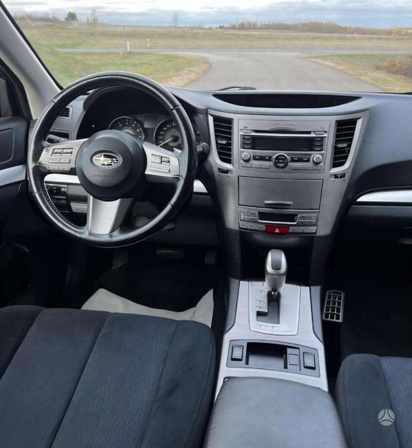 White Subaru Outback 2010 in Vilnius, with an engine capacity of 2.46 L and mileage of 379 thousand km for 4800 €, photo 4 on AUTOMOTO.COM.LV