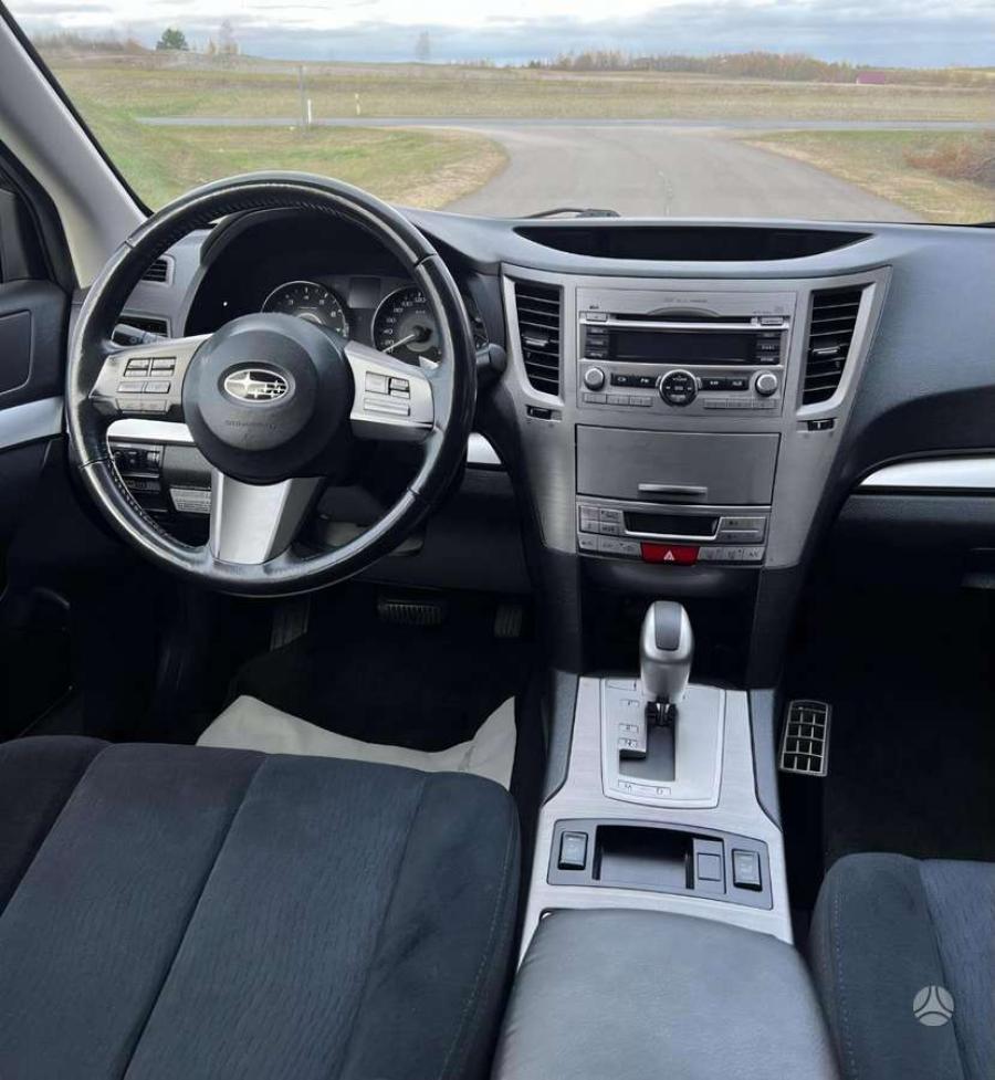 White Subaru Outback 2010 in Vilnius, with an engine capacity of 2.46 L and mileage of 379 thousand km for 4800 €, photo 4 on AUTOMOTO.COM.LV