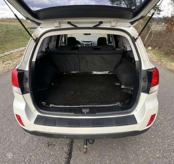 White Subaru Outback 2010 in Vilnius, with an engine capacity of 2.46 L and mileage of 379 thousand km for 4800 €, photo 5 on AUTOMOTO.COM.LV