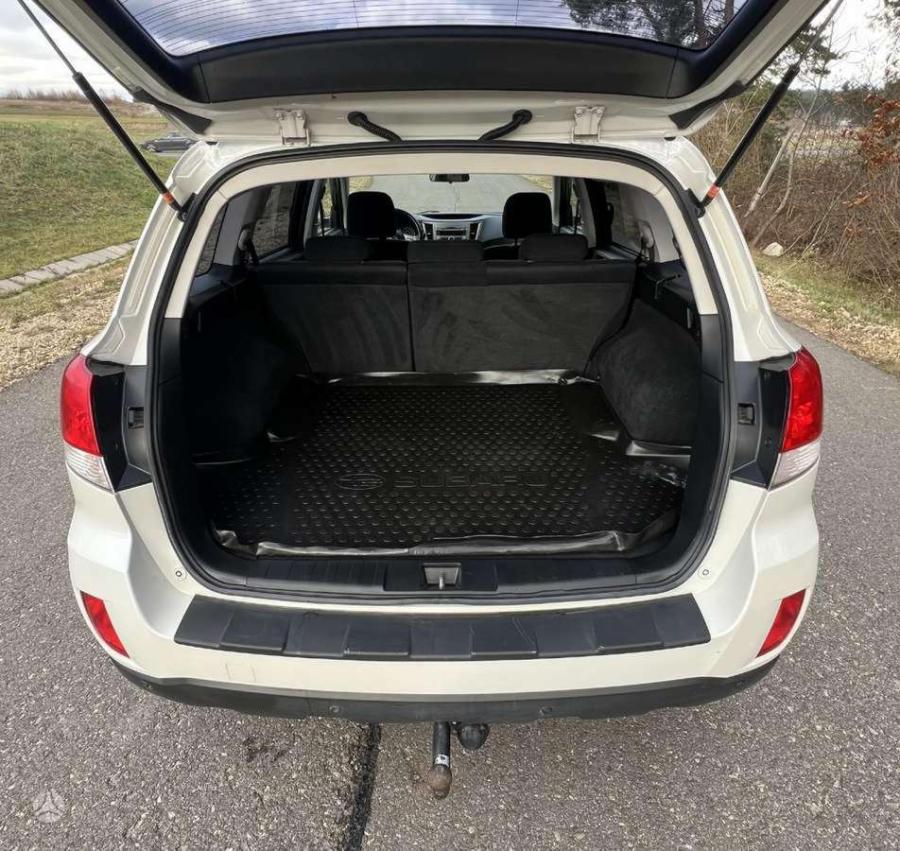 White Subaru Outback 2010 in Vilnius, with an engine capacity of 2.46 L and mileage of 379 thousand km for 4800 €, photo 5 on AUTOMOTO.COM.LV