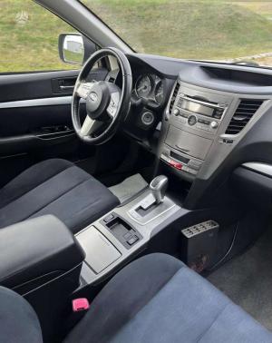White Subaru Outback 2010 in Vilnius, with an engine capacity of 2.46 L and mileage of 379 thousand km for 4800 €, photo 7 on AUTOMOTO.COM.LV