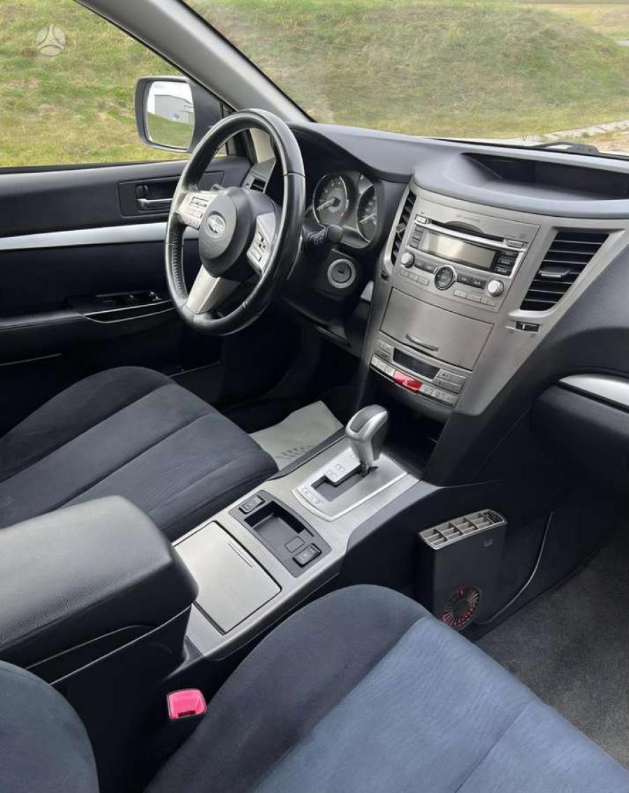 White Subaru Outback 2010 in Vilnius, with an engine capacity of 2.46 L and mileage of 379 thousand km for 4800 €, photo 7 on AUTOMOTO.COM.LV