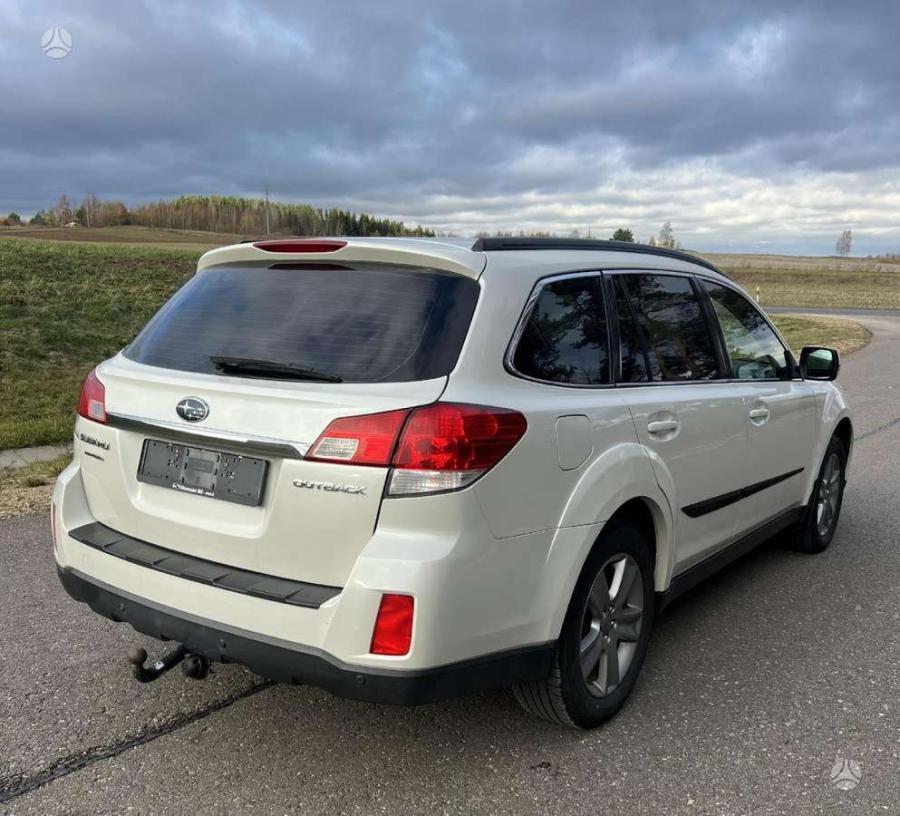 White Subaru Outback 2010 in Vilnius, with an engine capacity of 2.46 L and mileage of 379 thousand km for 4800 €, photo 8 on AUTOMOTO.COM.LV