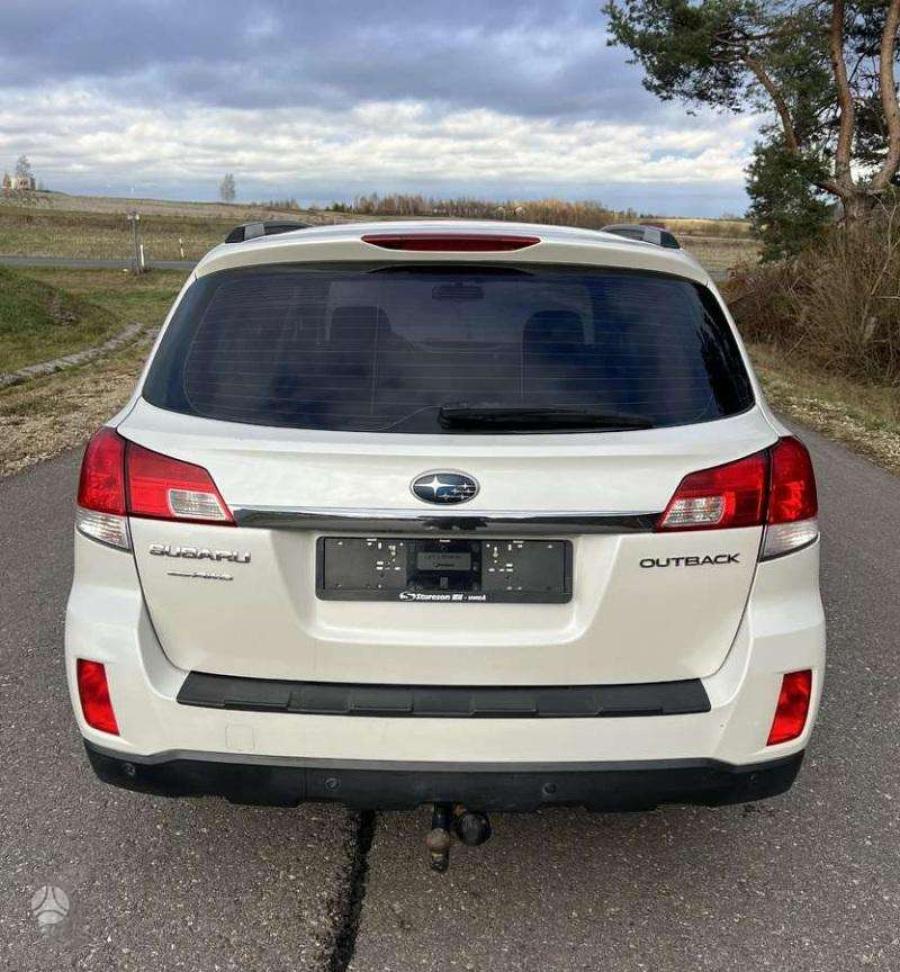 White Subaru Outback 2010 in Vilnius, with an engine capacity of 2.46 L and mileage of 379 thousand km for 4800 €, photo 9 on AUTOMOTO.COM.LV