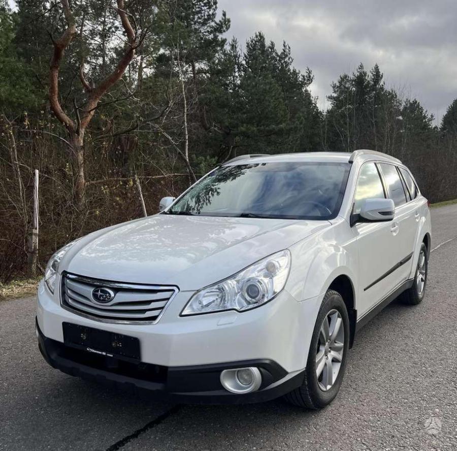 White Subaru Outback 2010 in Vilnius, with an engine capacity of 2.46 L and mileage of 379 thousand km for 4800 €, photo 11 on AUTOMOTO.COM.LV
