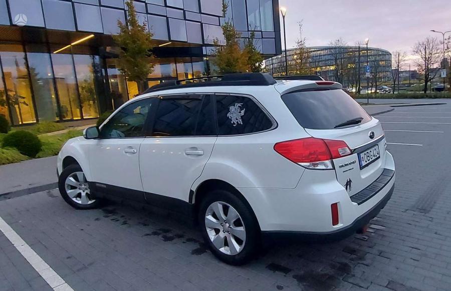 White Subaru Outback 2010 in Vilnius, with an engine capacity of 2.46 L and mileage of 213 thousand km for 4500 €, photo 10 on AUTOMOTO.COM.LV