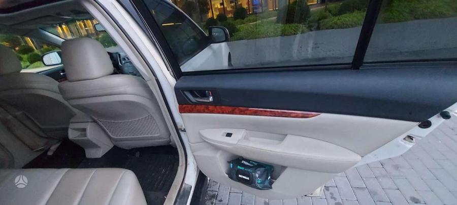 White Subaru Outback 2010 in Vilnius, with an engine capacity of 2.46 L and mileage of 213 thousand km for 4500 €, photo 20 on AUTOMOTO.COM.LV