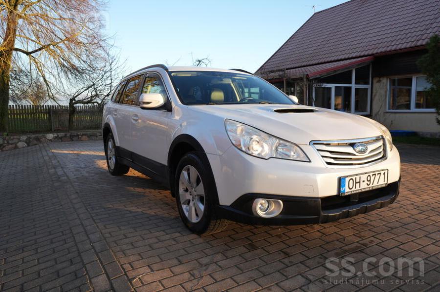 White Subaru Outback 2011 in Dobele, with an engine capacity of 2.00 L and mileage of 190 thousand km for 5900 €, photo 2 on AUTOMOTO.COM.LV