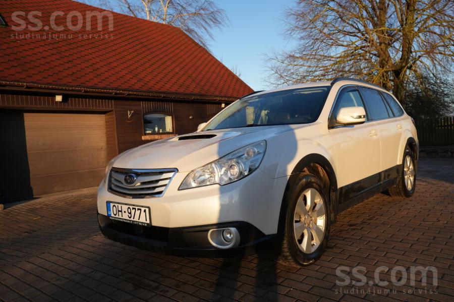 White Subaru Outback 2011 in Dobele, with an engine capacity of 2.00 L and mileage of 190 thousand km for 5900 €, photo 4 on AUTOMOTO.COM.LV