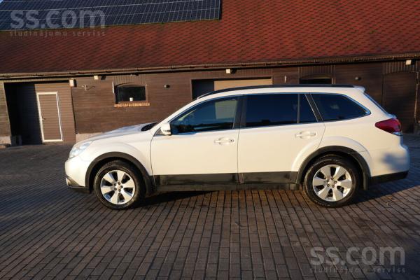 White Subaru Outback 2011 in Dobele, with an engine capacity of 2.00 L and mileage of 190 thousand km for 5900 €, photo 6 on AUTOMOTO.COM.LV