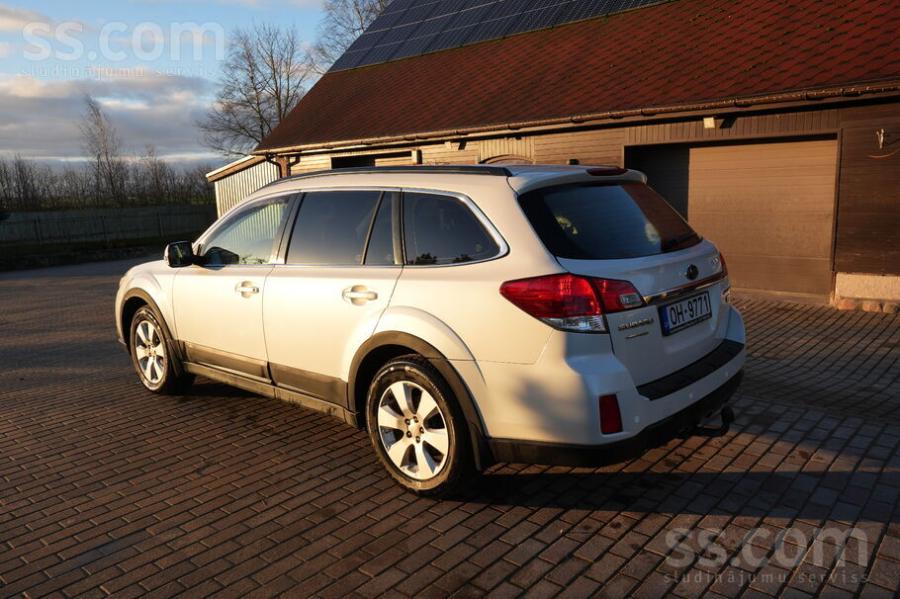 White Subaru Outback 2011 in Dobele, with an engine capacity of 2.00 L and mileage of 190 thousand km for 5900 €, photo 7 on AUTOMOTO.COM.LV