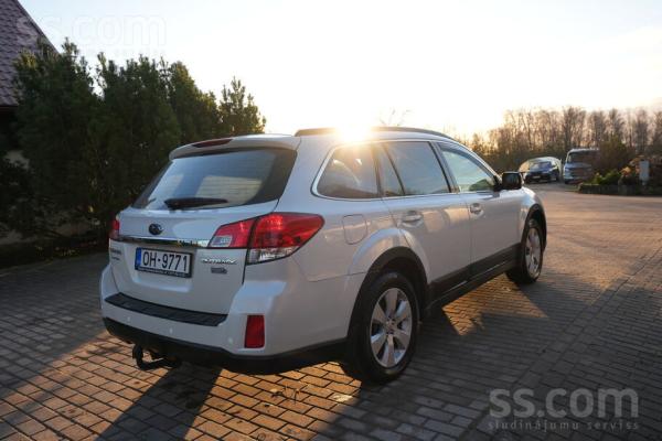 White Subaru Outback 2011 in Dobele, with an engine capacity of 2.00 L and mileage of 190 thousand km for 5900 €, photo 8 on AUTOMOTO.COM.LV