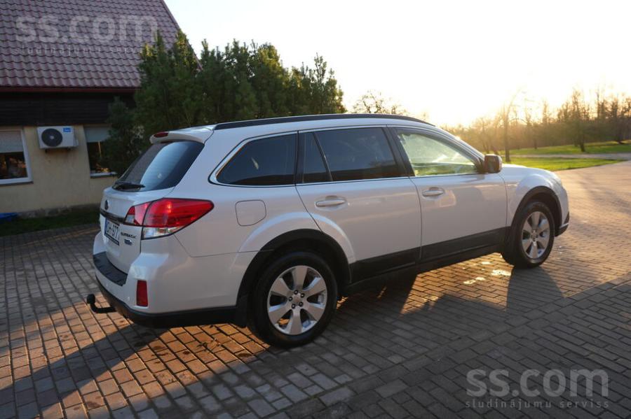 White Subaru Outback 2011 in Dobele, with an engine capacity of 2.00 L and mileage of 190 thousand km for 5900 €, photo 9 on AUTOMOTO.COM.LV