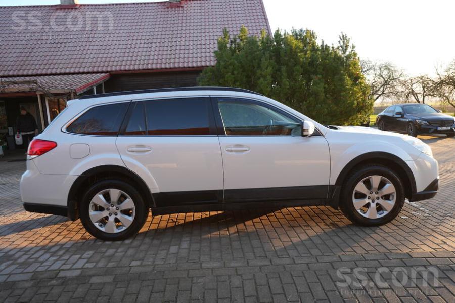 White Subaru Outback 2011 in Dobele, with an engine capacity of 2.00 L and mileage of 190 thousand km for 5900 €, photo 10 on AUTOMOTO.COM.LV