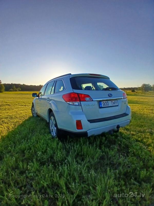 Balts Subaru Outback 2011 Kuresāre, ar dzinēja tilpumu 2.00 L un nobraukumu 239 tūkst. km par 3350 €, foto 1 vietnē AUTOMOTO.COM.LV