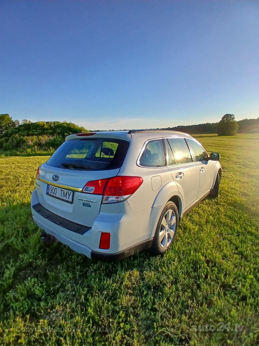 Balts Subaru Outback 2011 Kuresāre, ar dzinēja tilpumu 2.00 L un nobraukumu 239 tūkst. km par 3350 €, foto 3 vietnē AUTOMOTO.COM.LV