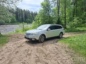 White Subaru Outback 2011 in Valmiera, with an engine capacity of 2.50 L and mileage of 410 thousand km for 2800 €, photo  on AUTOMOTO.COM.LV
