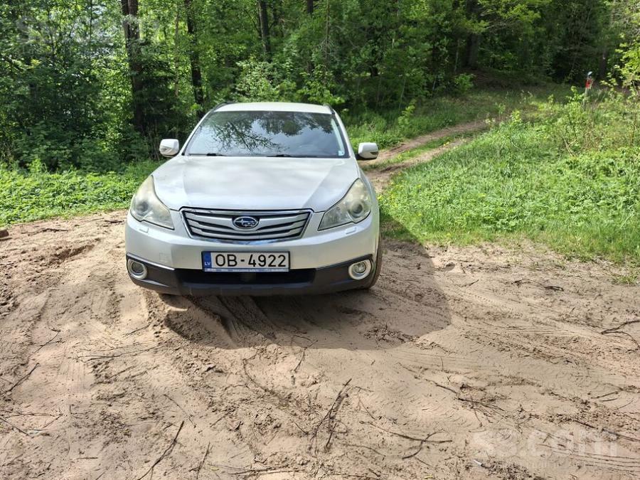 Balts Subaru Outback 2011 Valmiera, ar dzinēja tilpumu 2.50 L un nobraukumu 410 tūkst. km par 2800 €, foto 3 vietnē AUTOMOTO.COM.LV