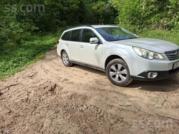 Белый Субару Аутбек 2011 в Валмиера, объемом двигателя 2.50 л и пробегом 410 тыс. км за 2800 €, фото 3 на AUTOMOTO.COM.LV