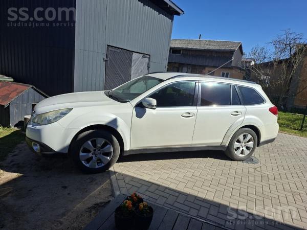 White Subaru Outback 2011 in Valmiera, with an engine capacity of 2.50 L and mileage of 410 thousand km for 3000 €, photo 1 on AUTOMOTO.COM.LV