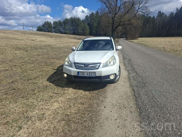 White Subaru Outback 2011 in Valmiera, with an engine capacity of 2.50 L and mileage of 410 thousand km for 3000 €, photo 6 on AUTOMOTO.COM.LV